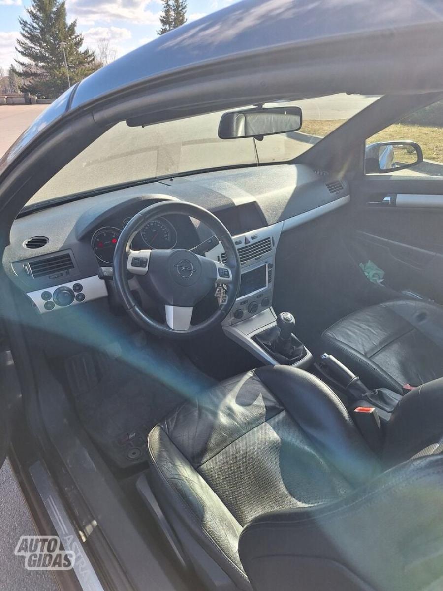 Opel Astra 2006 in Alytus, with an engine capacity of 1.90 L and mileage of 295 thousand km for 2000 €, photo 15 on AUTOMOTO.COM.LV