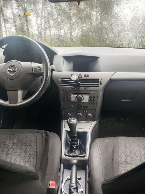 Opel Astra 2005 in Vilnius, with an engine capacity of 1.90 L and mileage of 295 thousand km for 700 €, photo 3 on AUTOMOTO.COM.LV