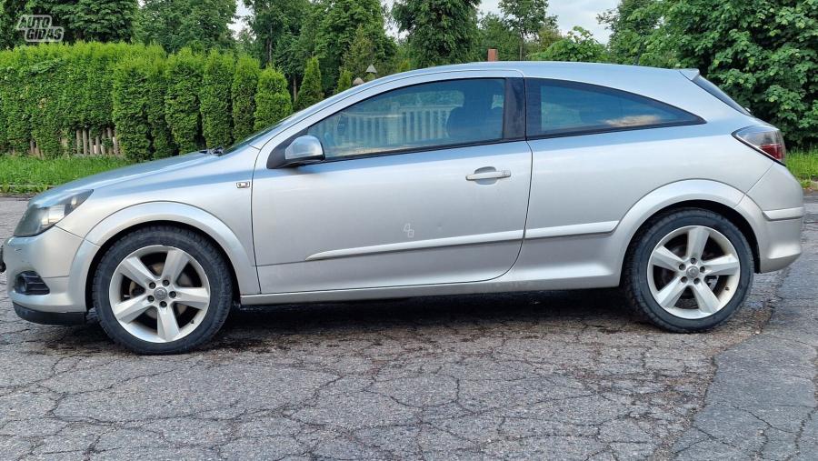 Opel Astra 2007 in Siauliai, with an engine capacity of 1.70 L and mileage of 200 thousand km for 770 €, photo 4 on AUTOMOTO.COM.LV