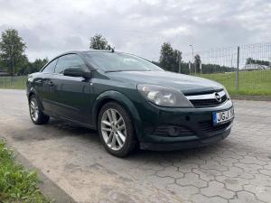 Green Opel Astra 2006 in Vilnius, with an engine capacity of 1.91 L and mileage of 286 thousand km for 1960 €, photo 9 on AUTOMOTO.COM.LV