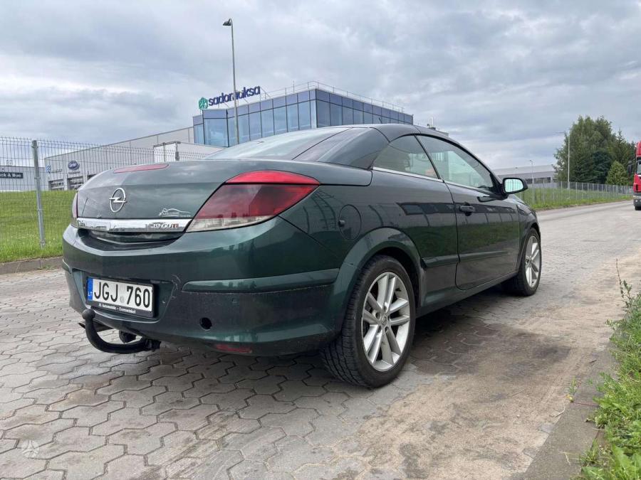 Green Opel Astra 2006 in Vilnius, with an engine capacity of 1.91 L and mileage of 286 thousand km for 1960 €, photo 12 on AUTOMOTO.COM.LV