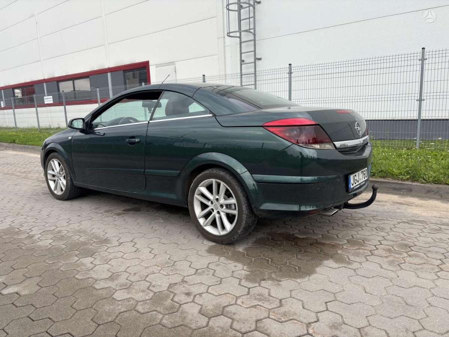 Green Opel Astra 2006 in Vilnius, with an engine capacity of 1.91 L and mileage of 286 thousand km for 1960 €, photo 13 on AUTOMOTO.COM.LV
