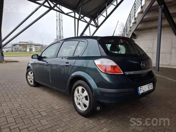 Green Opel Astra 2005 in Valmiera, with an engine capacity of 1.70 L and mileage of 332 thousand km for 1450 €, photo 1 on AUTOMOTO.COM.LV