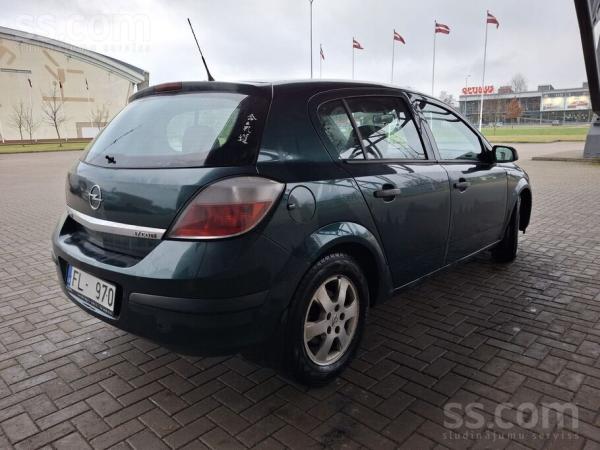 Green Opel Astra 2005 in Valmiera, with an engine capacity of 1.70 L and mileage of 332 thousand km for 1450 €, photo 3 on AUTOMOTO.COM.LV
