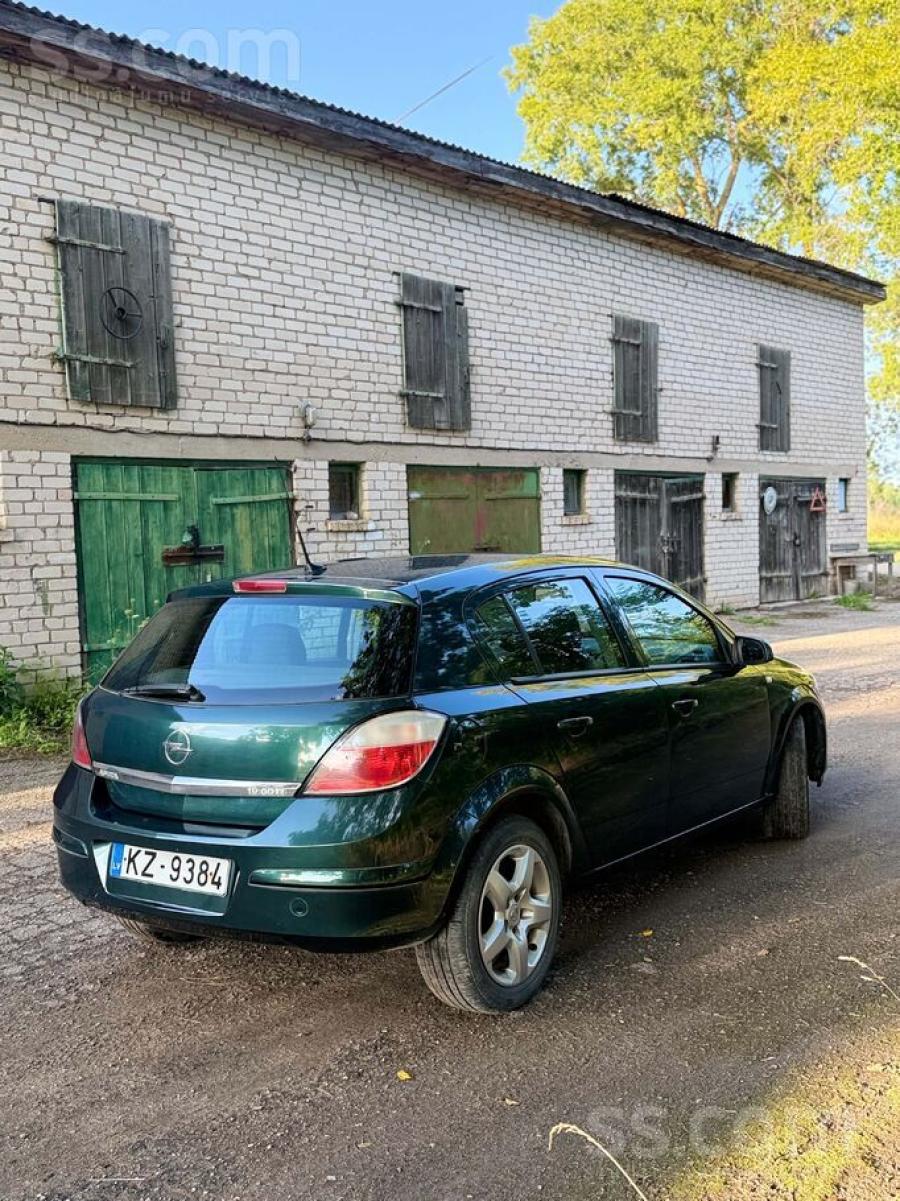 Green Opel Astra 2006 in Rezekne, with an engine capacity of 1.90 L and mileage of 247 thousand km for 1350 €, photo 3 on AUTOMOTO.COM.LV