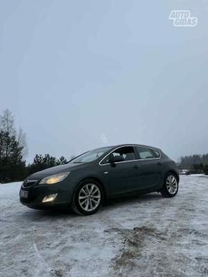 Zaļš Opel Astra 2010 Viļņa, ar dzinēja tilpumu 1.70 L un nobraukumu 300 tūkst. km par 2450 €, foto  vietnē AUTOMOTO.COM.LV