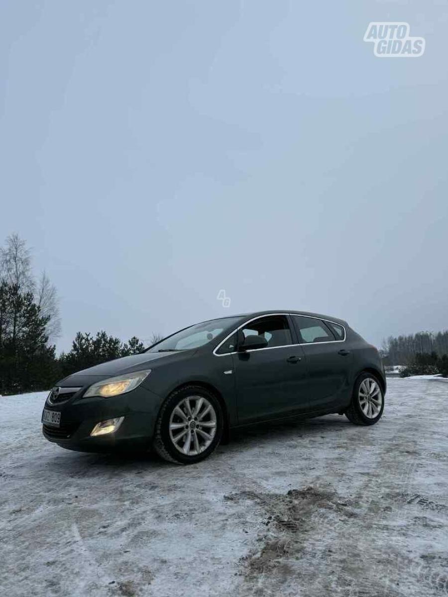 Zaļš Opel Astra 2010 Viļņa, ar dzinēja tilpumu 1.70 L un nobraukumu 300 tūkst. km par 2450 €, foto 1 vietnē AUTOMOTO.COM.LV