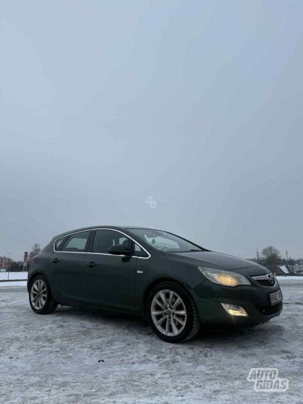 Zaļš Opel Astra 2010 Viļņa, ar dzinēja tilpumu 1.70 L un nobraukumu 300 tūkst. km par 2450 €, foto 2 vietnē AUTOMOTO.COM.LV