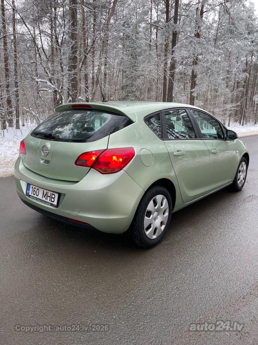 Green Opel Astra 2011 in Tallinn, with an engine capacity of 1.60 L and mileage of 179 thousand km for 2400 €, photo 4 on AUTOMOTO.COM.LV