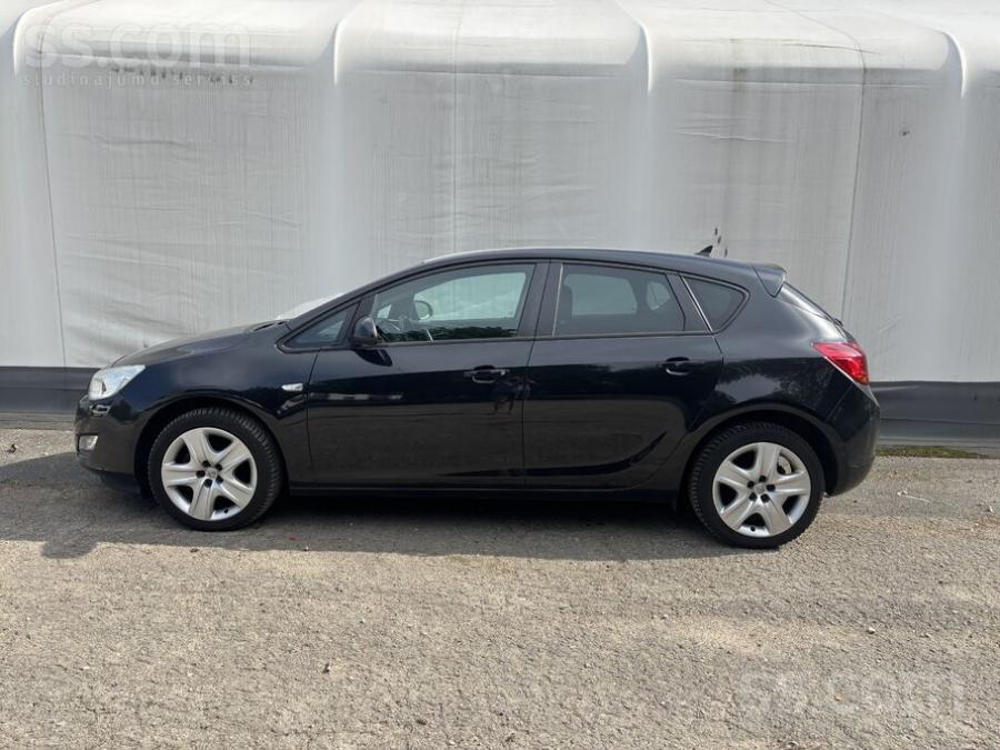 Green Opel Astra 2011 in Ogre, with an engine capacity of 1.60 L and mileage of 180 thousand km for 4400 €, photo 1 on AUTOMOTO.COM.LV