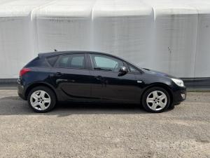 Green Opel Astra 2011 in Ogre, with an engine capacity of 1.60 L and mileage of 180 thousand km for 4400 €, photo 3 on AUTOMOTO.COM.LV