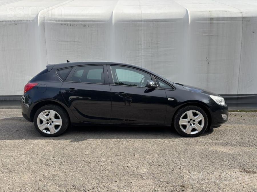 Green Opel Astra 2011 in Ogre, with an engine capacity of 1.60 L and mileage of 180 thousand km for 4400 €, photo 3 on AUTOMOTO.COM.LV