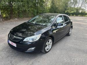 Green Opel Astra 2011 in Ogre, with an engine capacity of 1.60 L and mileage of 180 thousand km for 4400 €, photo 4 on AUTOMOTO.COM.LV
