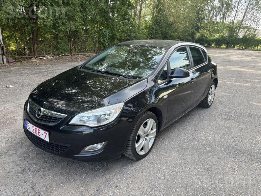 Green Opel Astra 2011 in Ogre, with an engine capacity of 1.60 L and mileage of 180 thousand km for 4400 €, photo 4 on AUTOMOTO.COM.LV