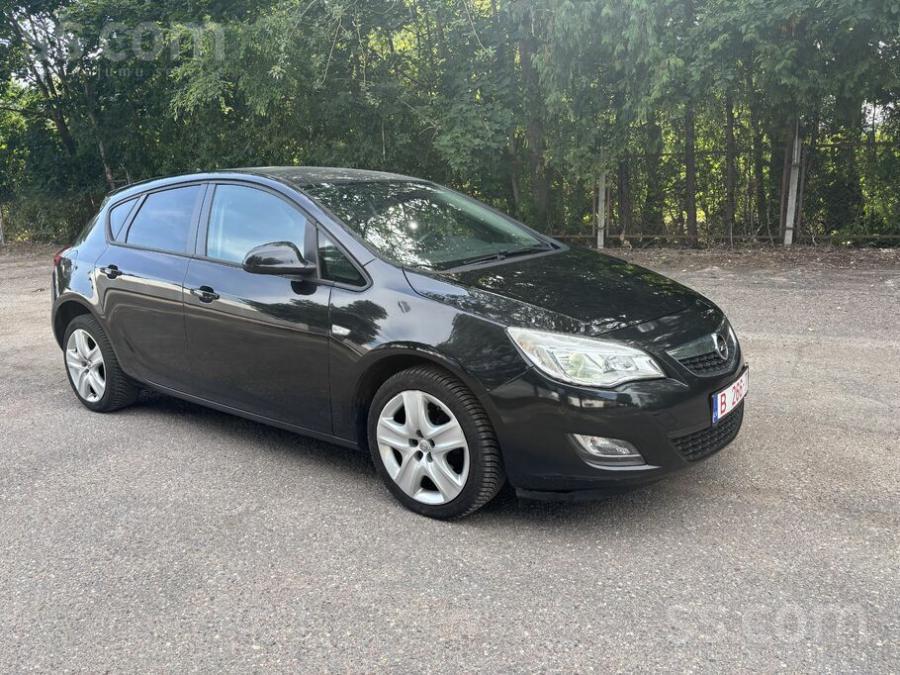 Green Opel Astra 2011 in Ogre, with an engine capacity of 1.60 L and mileage of 180 thousand km for 4400 €, photo 6 on AUTOMOTO.COM.LV
