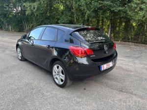 Green Opel Astra 2011 in Ogre, with an engine capacity of 1.60 L and mileage of 180 thousand km for 4400 €, photo 7 on AUTOMOTO.COM.LV
