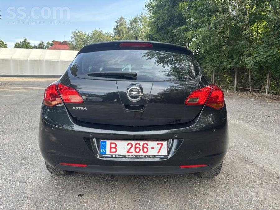 Green Opel Astra 2011 in Ogre, with an engine capacity of 1.60 L and mileage of 180 thousand km for 4400 €, photo 8 on AUTOMOTO.COM.LV