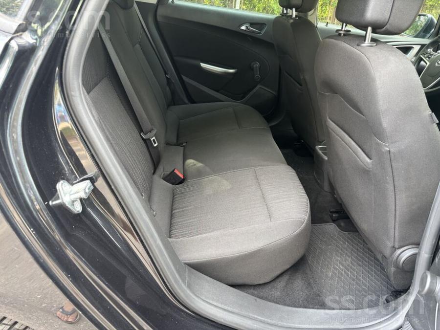 Green Opel Astra 2011 in Ogre, with an engine capacity of 1.60 L and mileage of 180 thousand km for 4400 €, photo 14 on AUTOMOTO.COM.LV