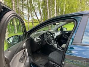 Green Opel Astra 2016 in Riga, with an engine capacity of 1.40 L and mileage of 107 thousand km for 2300 €, photo 6 on AUTOMOTO.COM.LV