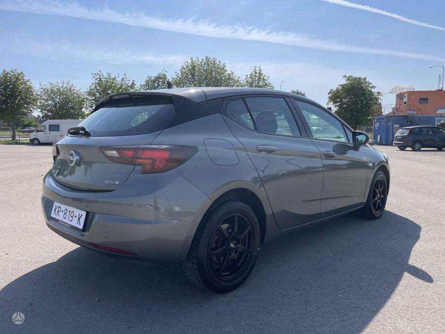 Green Opel Astra 2016 in Siauliai, with an engine capacity of 1.60 L and mileage of 210 thousand km for 4950 €, photo 6 on AUTOMOTO.COM.LV