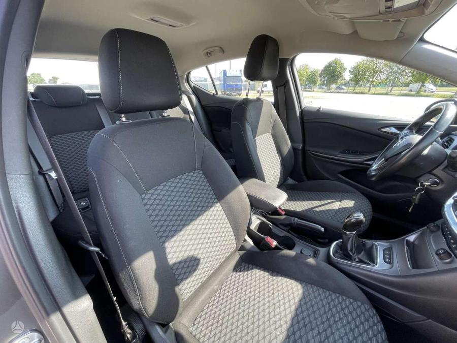 Green Opel Astra 2016 in Siauliai, with an engine capacity of 1.60 L and mileage of 210 thousand km for 4950 €, photo 11 on AUTOMOTO.COM.LV