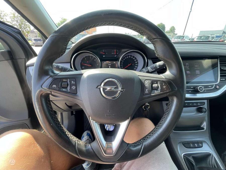 Green Opel Astra 2016 in Siauliai, with an engine capacity of 1.60 L and mileage of 210 thousand km for 4950 €, photo 17 on AUTOMOTO.COM.LV