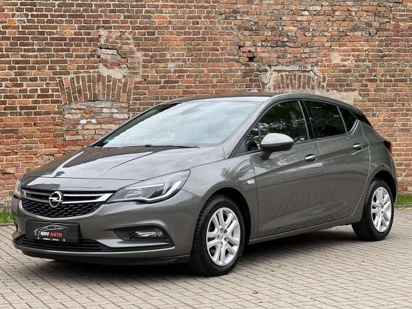 Green Opel Astra 2017 in Kedainiai, with an engine capacity of 1.60 L and mileage of 238 thousand km for 6750 €, photo 1 on AUTOMOTO.COM.LV