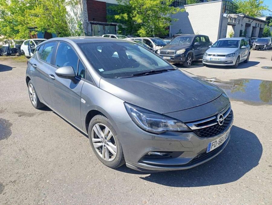 Green Opel Astra 2019 in Panevezys, with an engine capacity of 1.60 L and mileage of 200 thousand km for 2800 €, photo 1 on AUTOMOTO.COM.LV