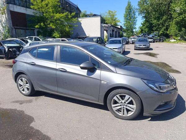 Green Opel Astra 2019 in Panevezys, with an engine capacity of 1.60 L and mileage of 200 thousand km for 2800 €, photo 2 on AUTOMOTO.COM.LV