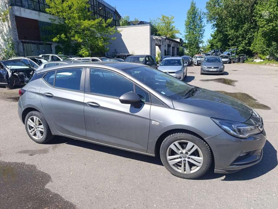 Green Opel Astra 2019 in Panevezys, with an engine capacity of 1.60 L and mileage of 200 thousand km for 2800 €, photo 3 on AUTOMOTO.COM.LV