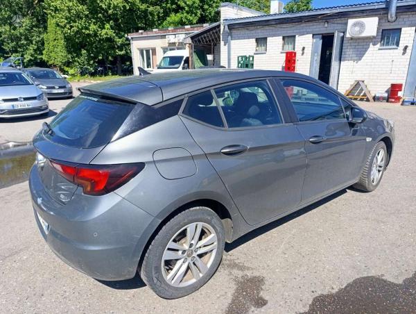 Green Opel Astra 2019 in Panevezys, with an engine capacity of 1.60 L and mileage of 200 thousand km for 2800 €, photo 4 on AUTOMOTO.COM.LV