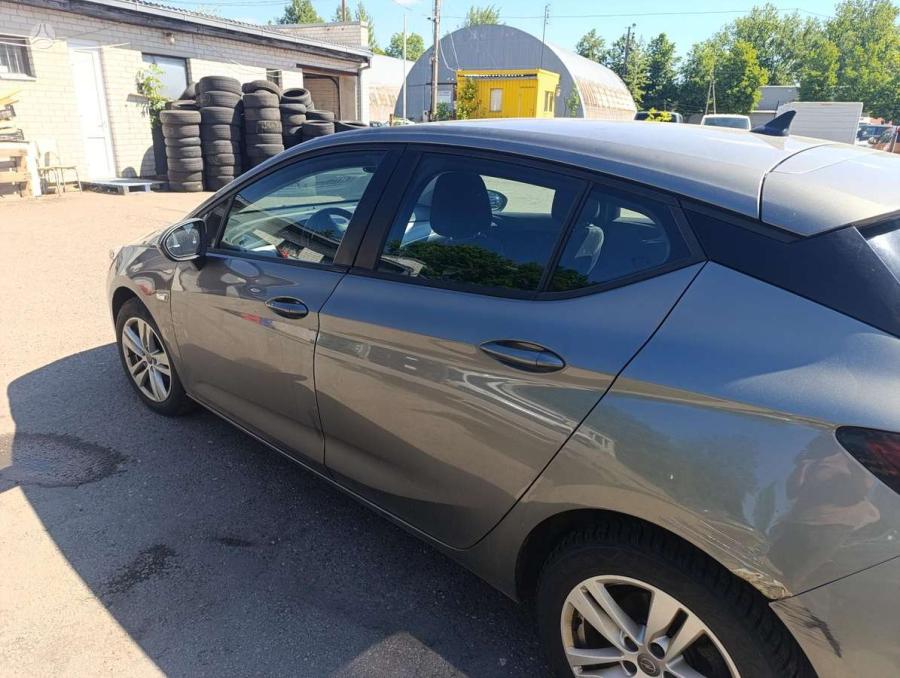 Green Opel Astra 2019 in Panevezys, with an engine capacity of 1.60 L and mileage of 200 thousand km for 2800 €, photo 10 on AUTOMOTO.COM.LV