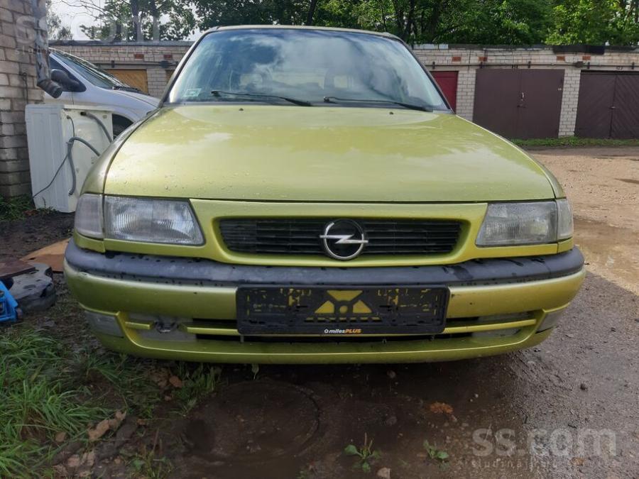 Green Opel Astra 1996 in Ogre, with an engine capacity of 1.40 L and mileage of 359 thousand km for 450 €, photo 1 on AUTOMOTO.COM.LV