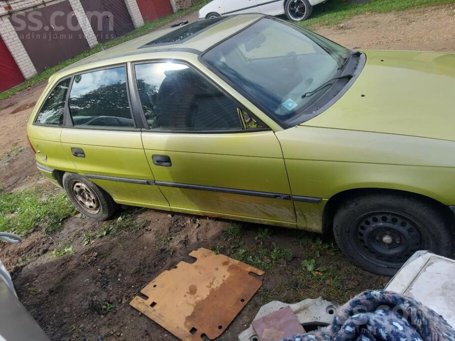 Green Opel Astra 1996 in Ogre, with an engine capacity of 1.40 L and mileage of 359 thousand km for 450 €, photo 4 on AUTOMOTO.COM.LV
