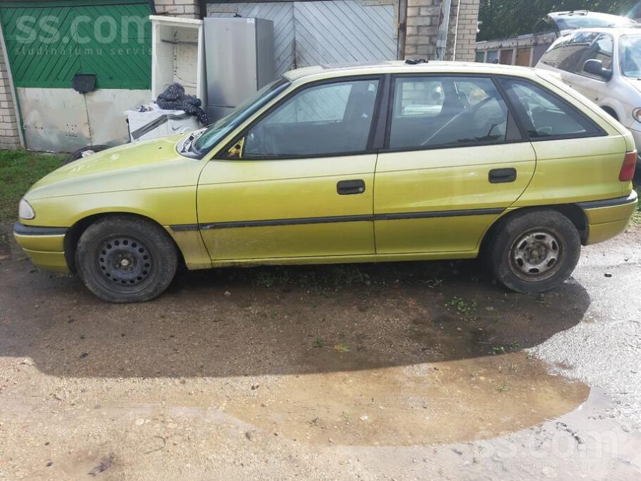 Green Opel Astra 1996 in Ogre, with an engine capacity of 1.40 L and mileage of 359 thousand km for 450 €, photo 5 on AUTOMOTO.COM.LV