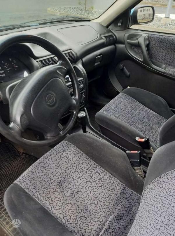 Green Opel Astra 1997 in Kaunas, with an engine capacity of 1.60 L and mileage of 289 thousand km for 1500 €, photo 4 on AUTOMOTO.COM.LV