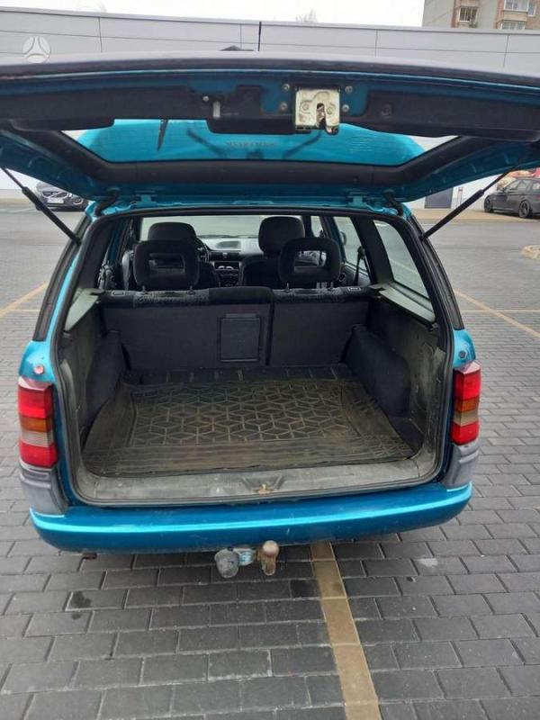 Green Opel Astra 1997 in Kaunas, with an engine capacity of 1.60 L and mileage of 289 thousand km for 1500 €, photo 5 on AUTOMOTO.COM.LV