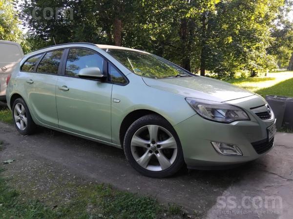Green Opel Astra 2011 in Madona, with an engine capacity of 1.60 L and mileage of 280 thousand km for 1850 €, photo 1 on AUTOMOTO.COM.LV