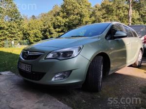 Green Opel Astra 2011 in Madona, with an engine capacity of 1.60 L and mileage of 280 thousand km for 1850 €, photo 2 on AUTOMOTO.COM.LV