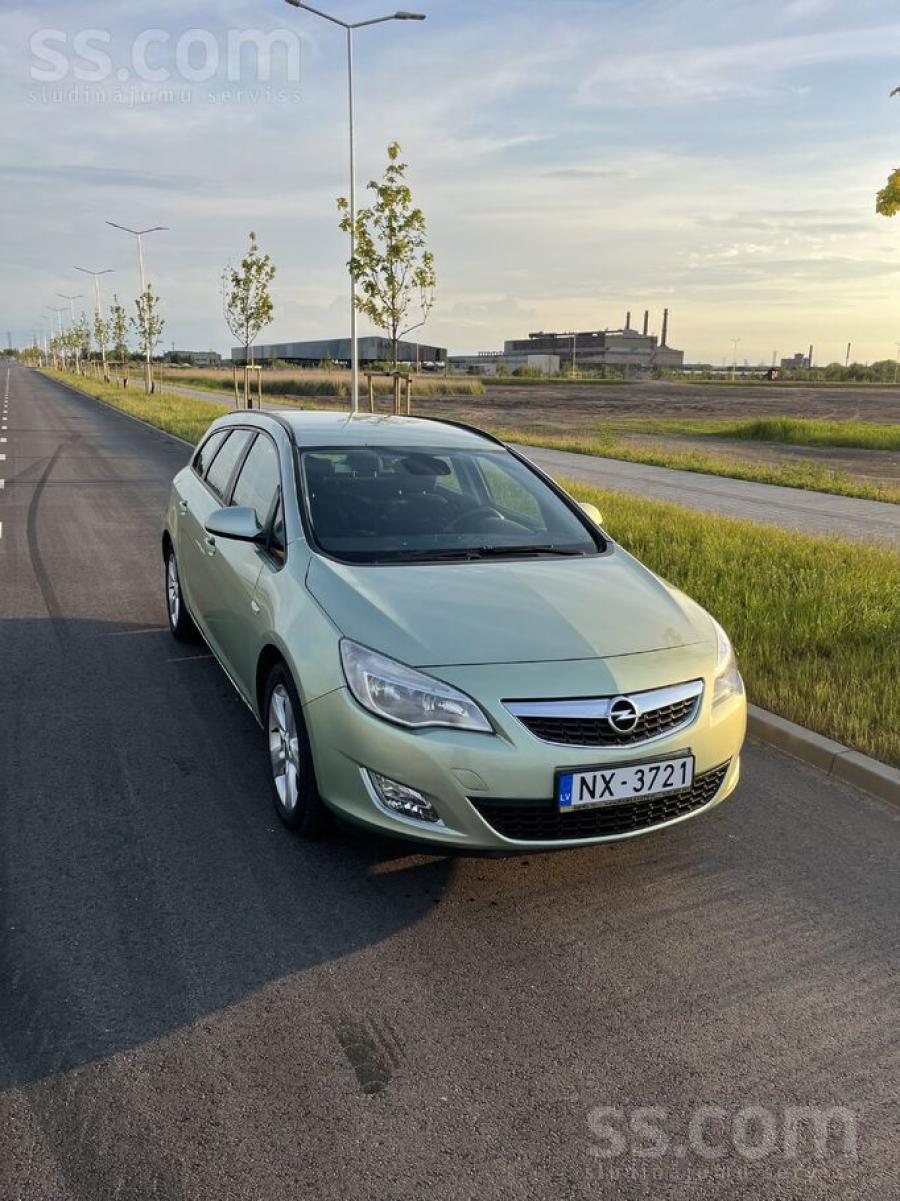 Green Opel Astra 2011 in Liepaja, with an engine capacity of 1.70 L and mileage of 323 thousand km for 1500 €, photo 1 on AUTOMOTO.COM.LV