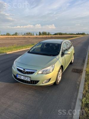 Green Opel Astra 2011 in Liepaja, with an engine capacity of 1.70 L and mileage of 323 thousand km for 1500 €, photo 3 on AUTOMOTO.COM.LV