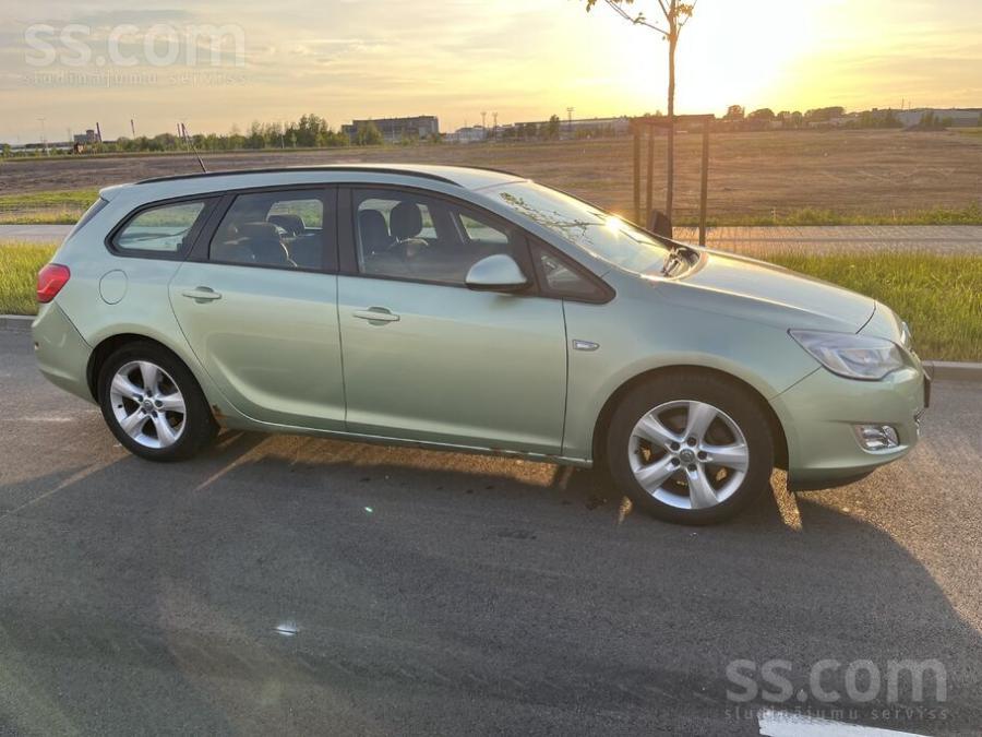 Green Opel Astra 2011 in Liepaja, with an engine capacity of 1.70 L and mileage of 323 thousand km for 1500 €, photo 7 on AUTOMOTO.COM.LV