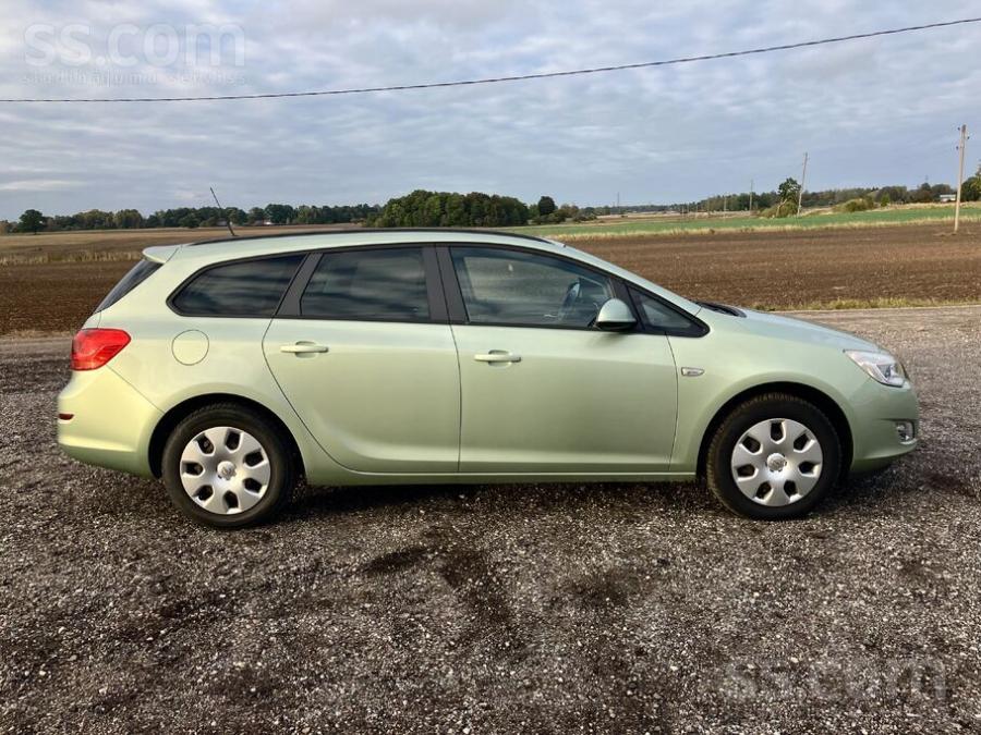 Green Opel Astra 2011 in Talsi, with an engine capacity of 1.40 L and mileage of 193 thousand km for 4500 €, photo 3 on AUTOMOTO.COM.LV