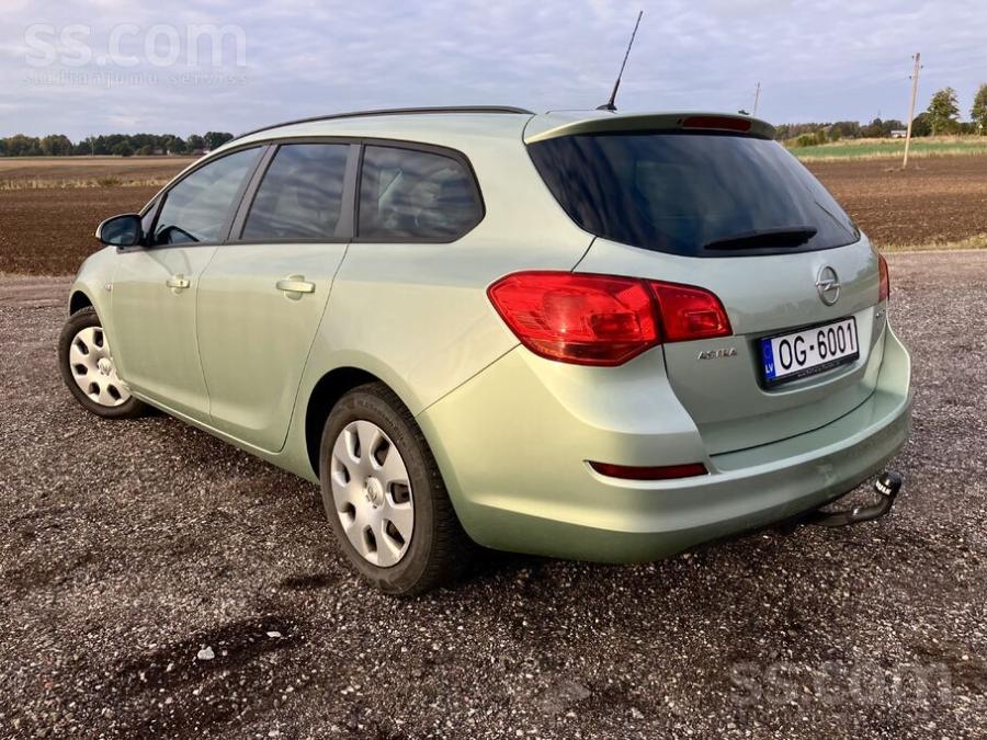 Green Opel Astra 2011 in Talsi, with an engine capacity of 1.40 L and mileage of 193 thousand km for 4500 €, photo 6 on AUTOMOTO.COM.LV