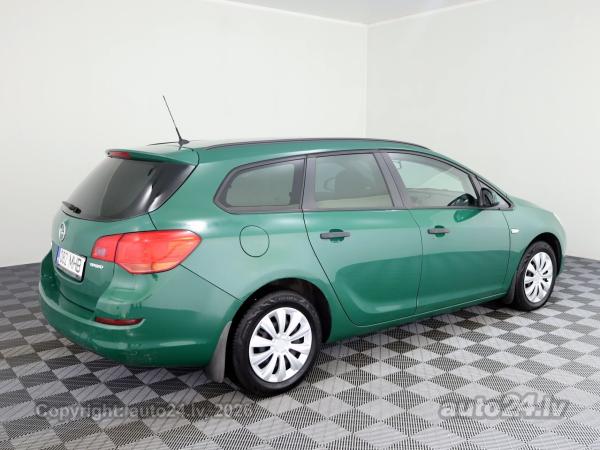 Green Opel Astra 2011 in Tallinn, with an engine capacity of 1.40 L and mileage of 327 thousand km for 1199 €, photo 4 on AUTOMOTO.COM.LV