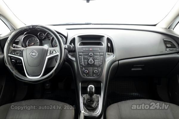 Green Opel Astra 2011 in Tallinn, with an engine capacity of 1.40 L and mileage of 327 thousand km for 1199 €, photo 6 on AUTOMOTO.COM.LV
