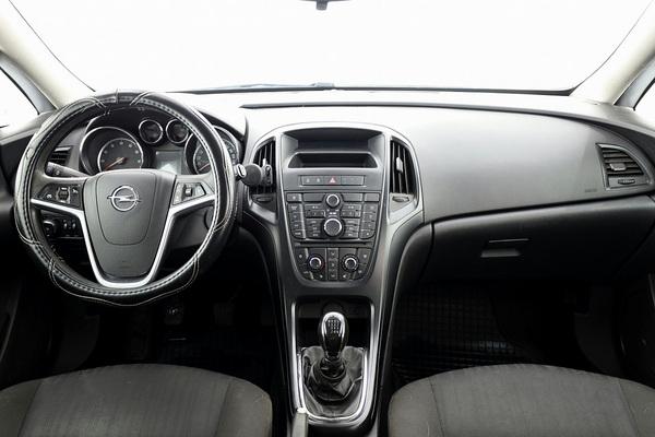 Green Opel Astra 2011 in Tallinn, with an engine capacity of 1.40 L and mileage of 327 thousand km for 1199 €, photo 6 on AUTOMOTO.COM.LV