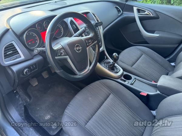 Green Opel Astra 2012 in Rakvere, with an engine capacity of 1.60 L and mileage of 310 thousand km for 999 €, photo 5 on AUTOMOTO.COM.LV