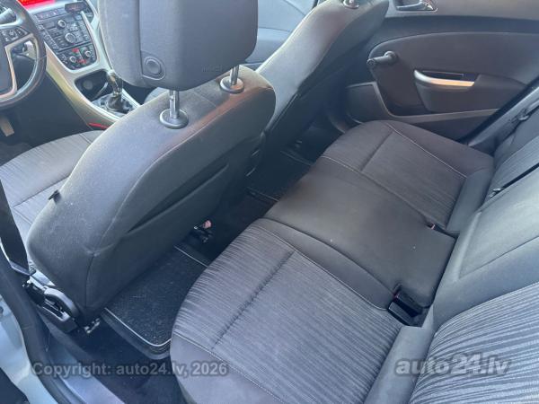 Green Opel Astra 2012 in Rakvere, with an engine capacity of 1.60 L and mileage of 310 thousand km for 999 €, photo 6 on AUTOMOTO.COM.LV