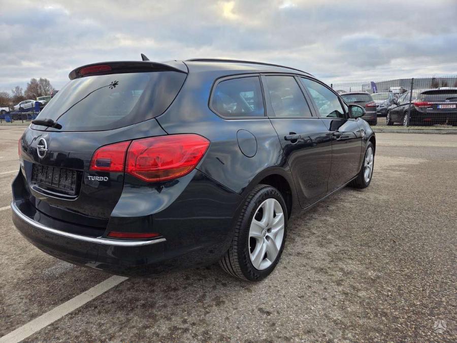 Green Opel Astra 2014 in Marijampole, with an engine capacity of 1.36 L and mileage of 202 thousand km for 4900 €, photo 4 on AUTOMOTO.COM.LV